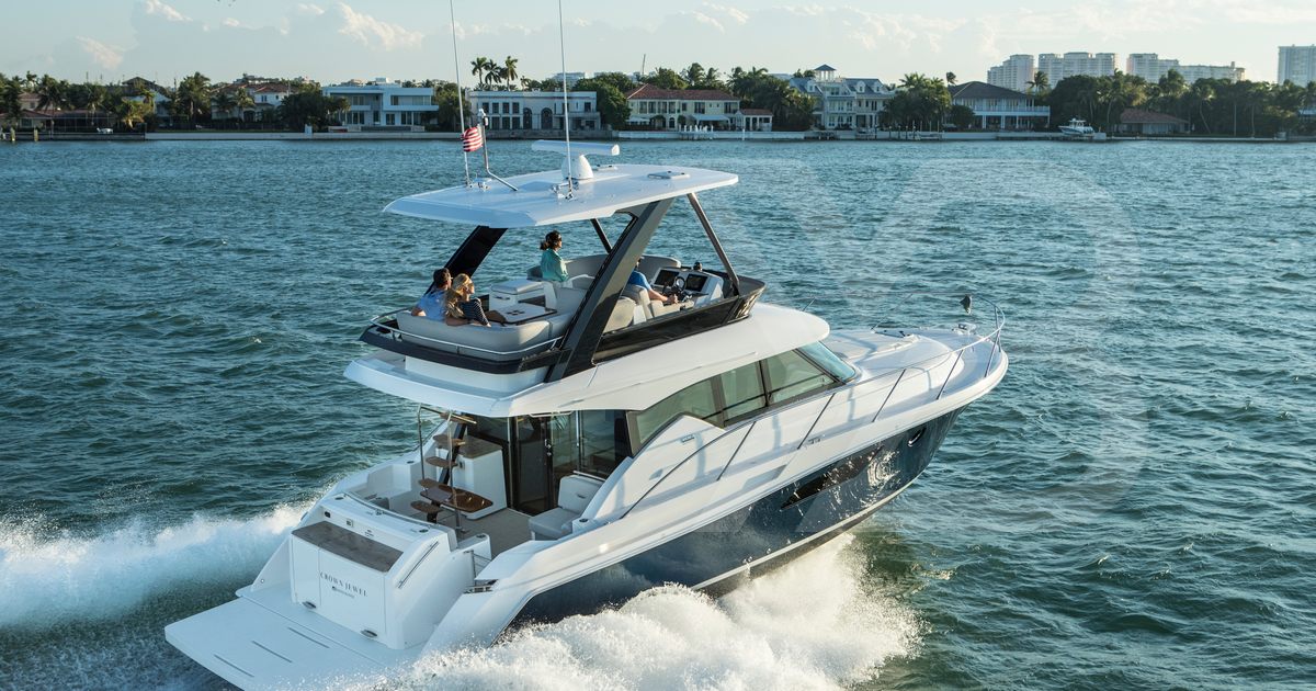 Tiara F44 Flybridge Yacht (2016 - 2021)