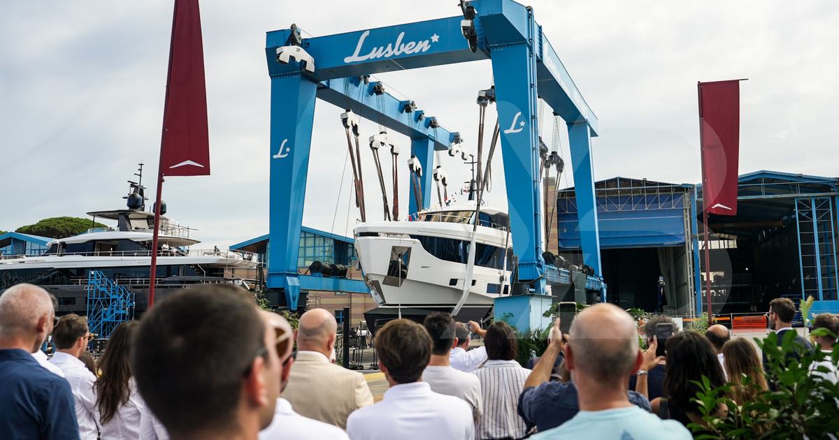 VIDEO: First Azimut Grande 30M Superyacht Launched Ahead of Cannes ...