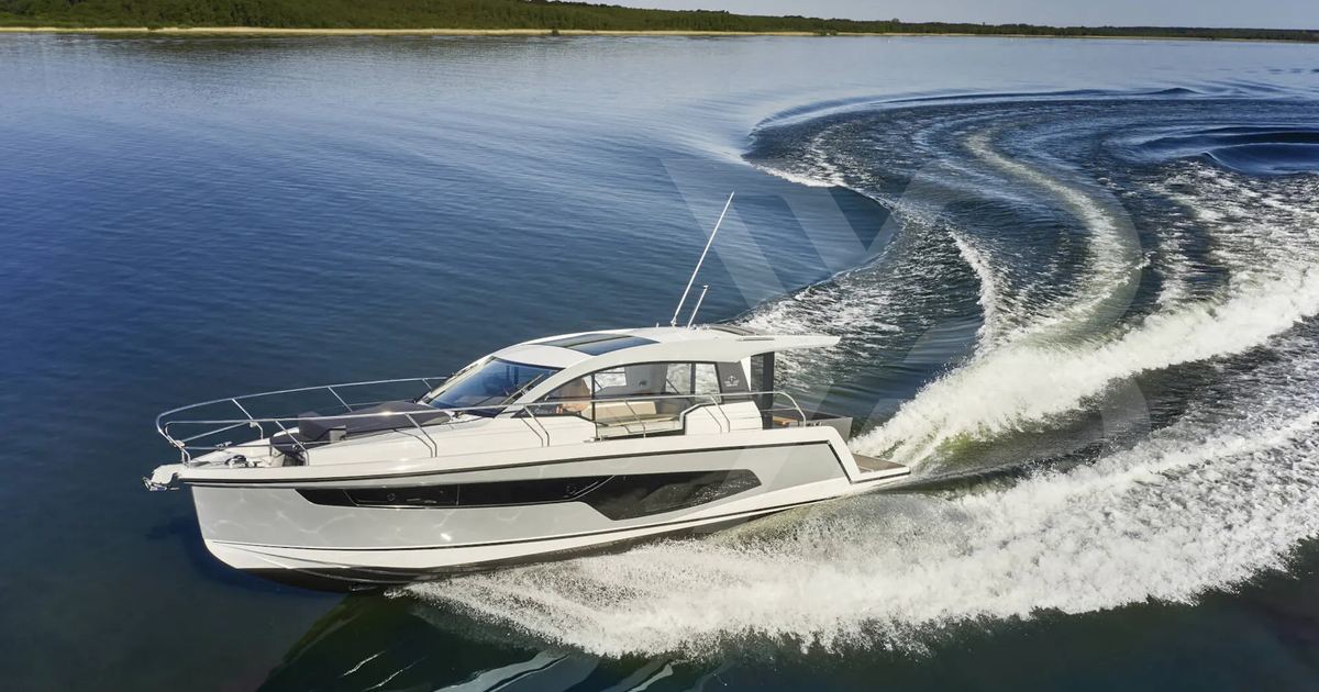 Sealine C335 Boat