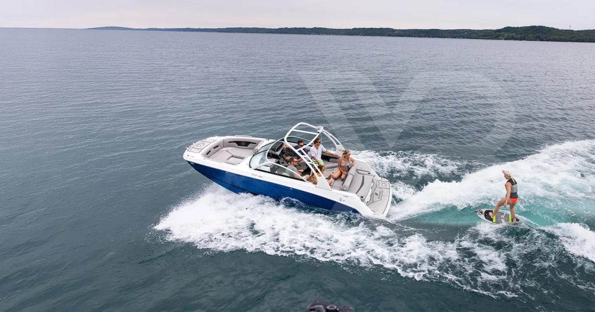 Four Winns HD3 Surf Boat