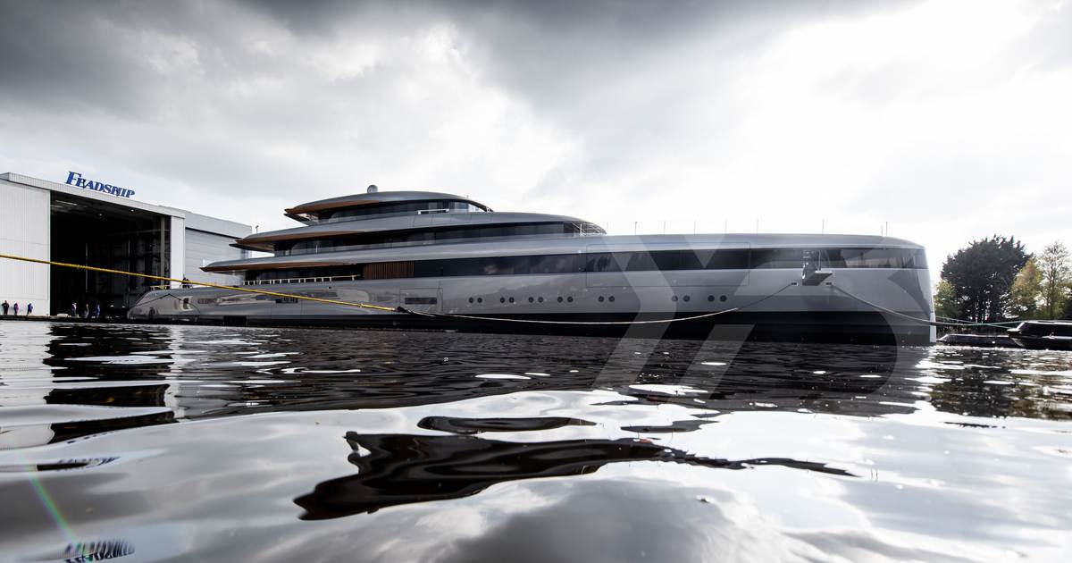 Feadship unveil images of 84m superyacht OBSIDIAN embarking on her sea ...