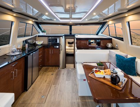 Carver C40 Command Bridge Yacht (Gen 2, 2015 - 2021) | YachtBuyer