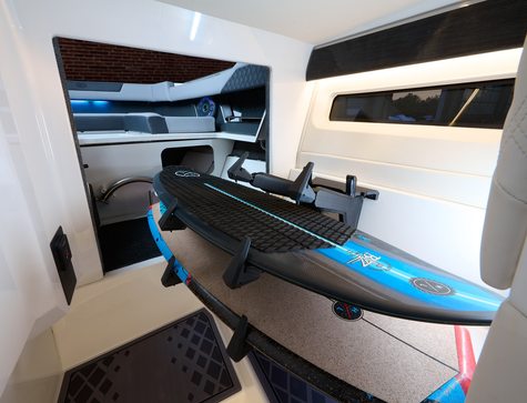 Cobalt R31 Surf Yacht