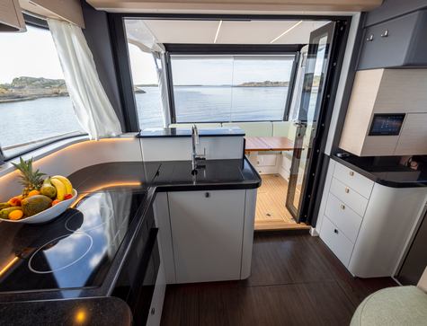 Nimbus 495 Flybridge Boat