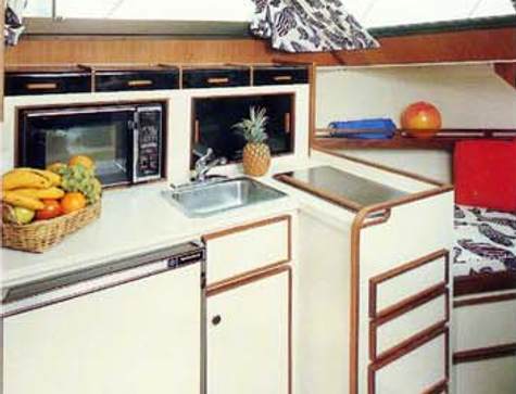 Hatteras 32 Flybridge Fisherman Yacht (1983 - 1987)