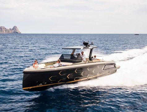 Vanquish VQ40 Sports Line Boat