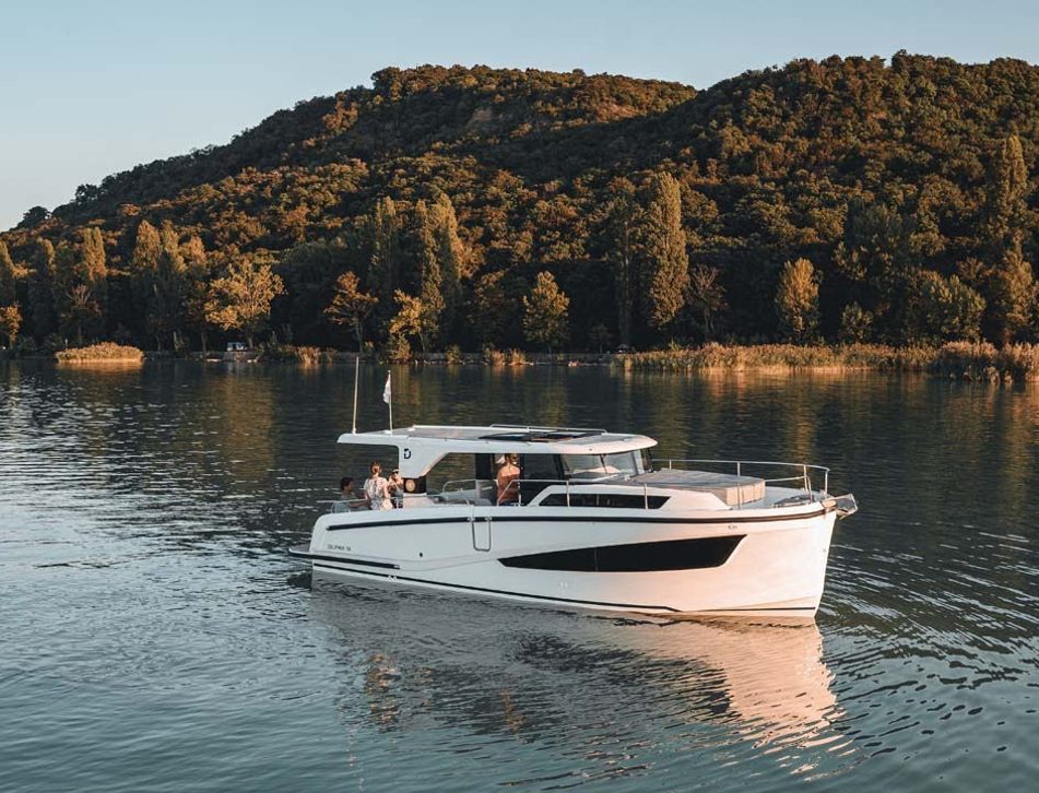 Delphia 10 LoungeTop Boat