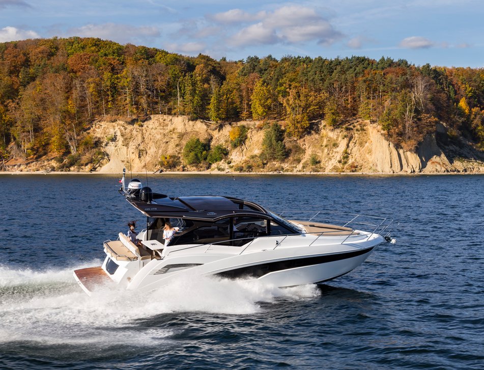 Galeon 425 HTS Boat