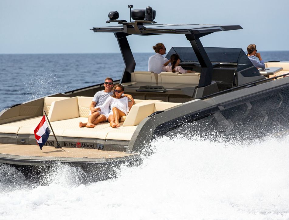 Vanquish VQ40 Sports Line Boat