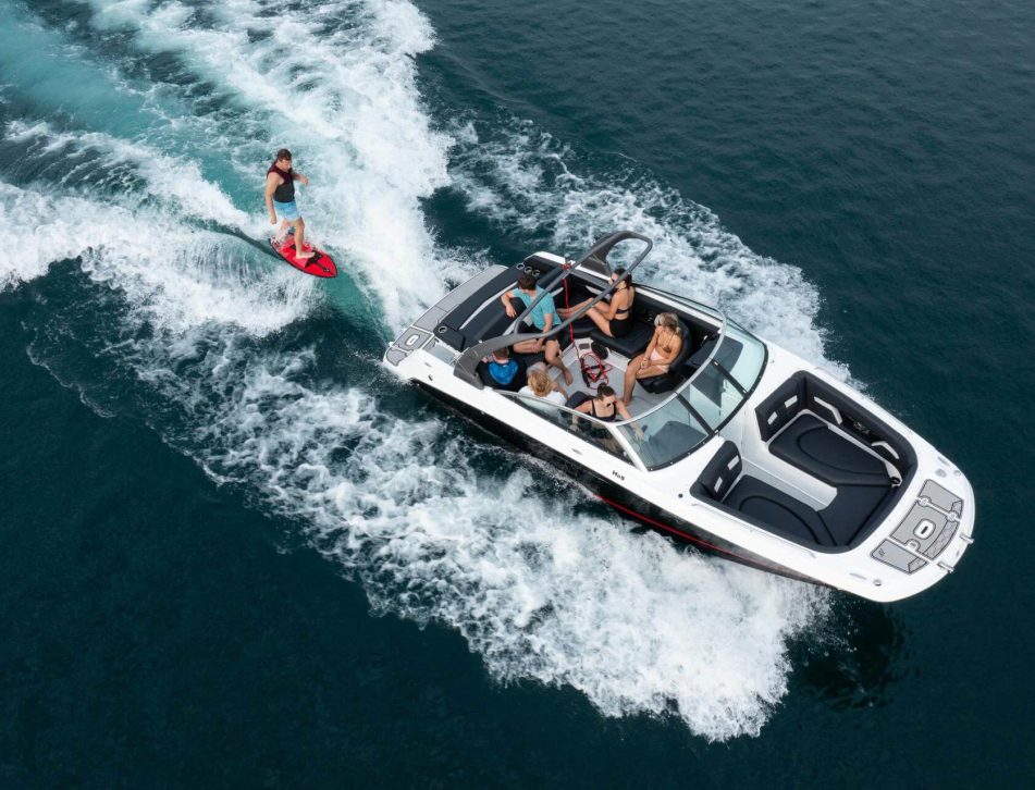 Four Winns HD5 Surf Boat