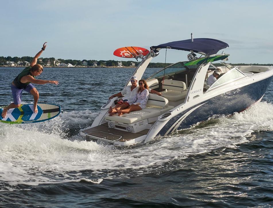 Cobalt R7 Surf Boat (2017 - 2022) | YachtBuyer