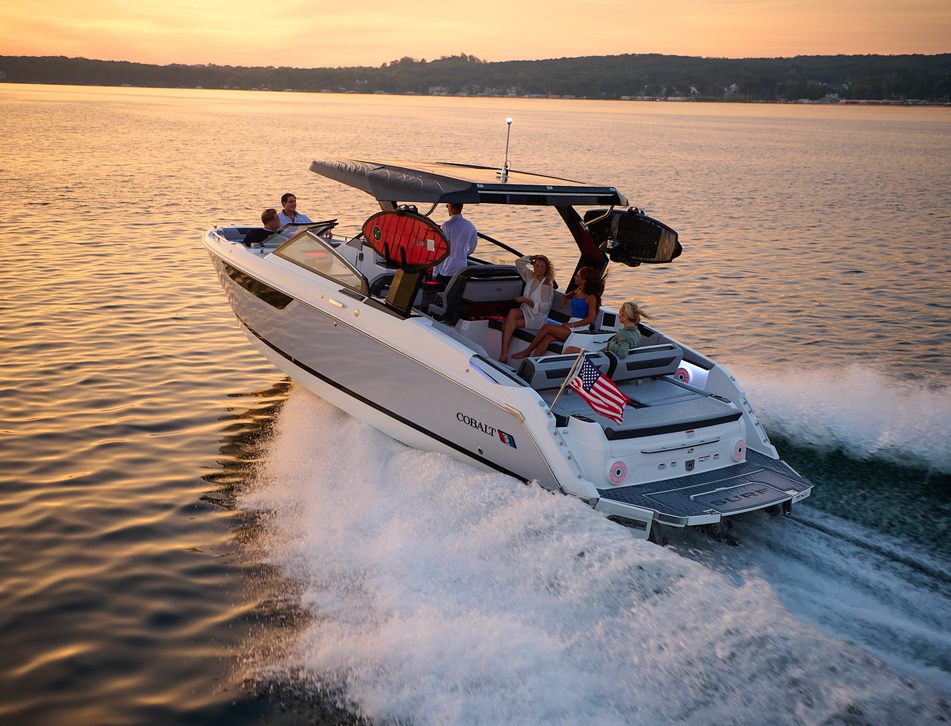 Cobalt R31 Surf Yacht