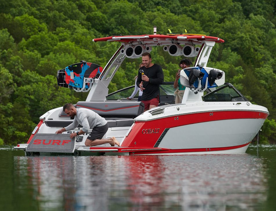 Cobalt Boats R6 Surf Boat