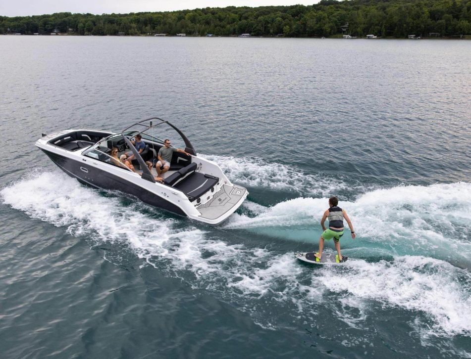 Four Winns HD8 Surf Boat