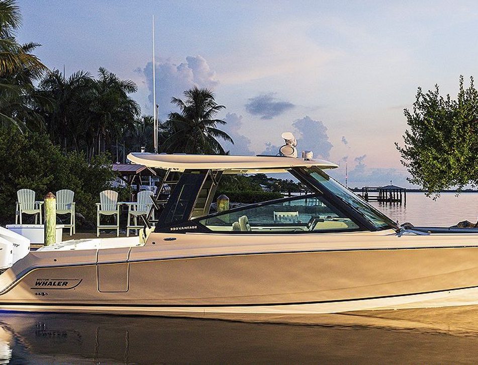 Boston Whaler 330 Vantage Boat